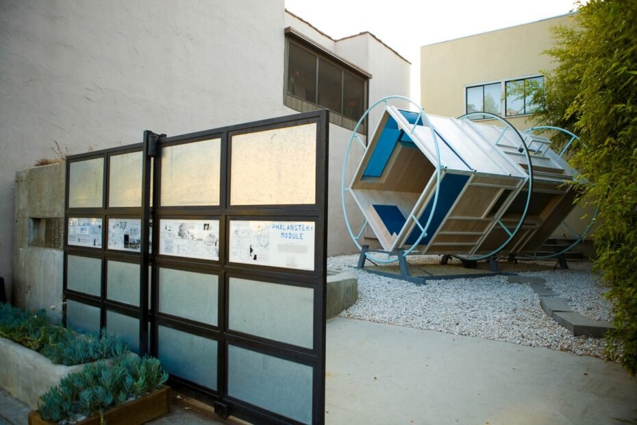 Some examples of dynamic architecture with moving elements